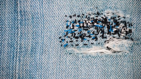 Réparer un jean troué - Minutefacile.com