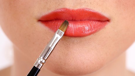 Faire durer son rouge à lèvres plus longtemps - Minutefacile.com