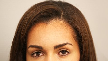 Corriger un grand front avec du maquillage - Minutefacile.com